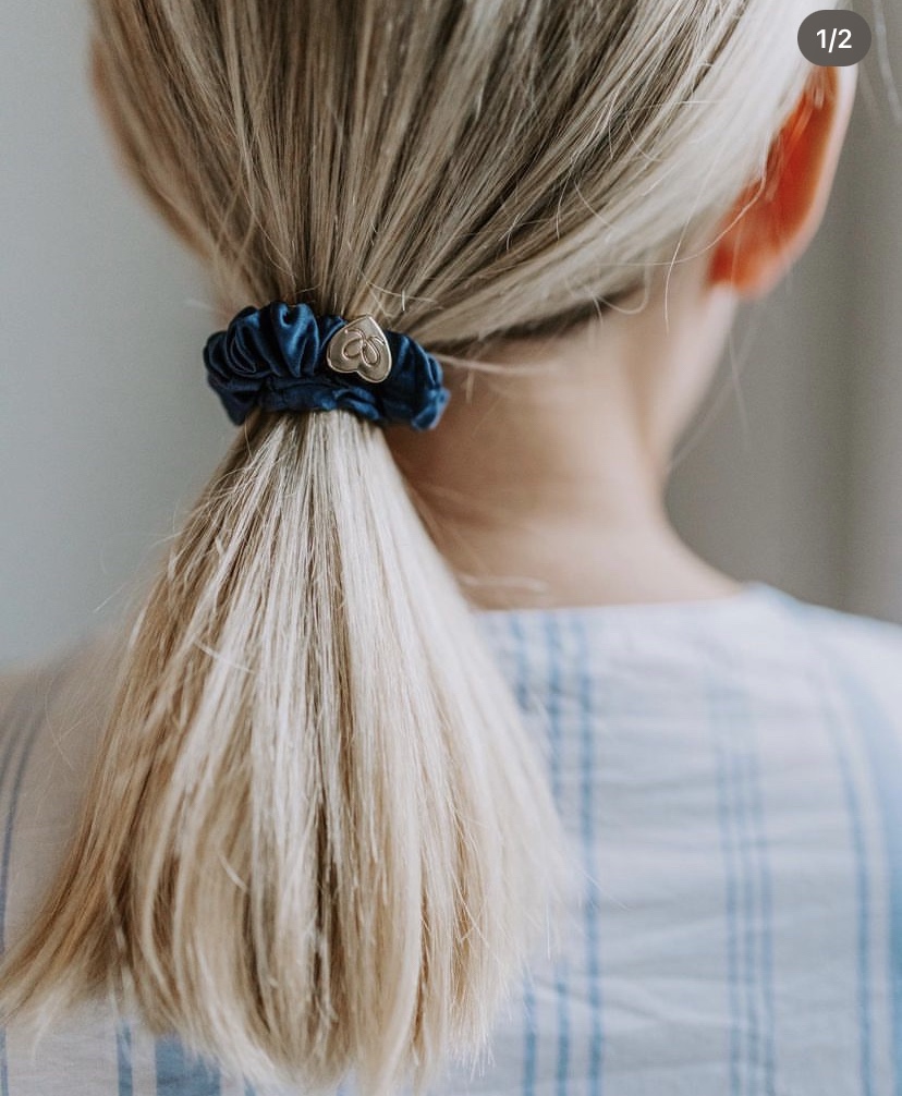 Silk scrunchie -navy – Pop and Flo